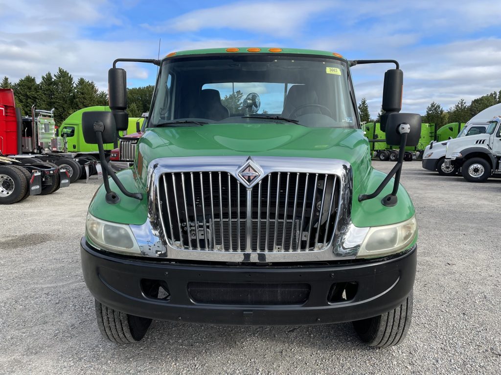 2002 INTERNATIONAL 4300 - Excel Truck Group
