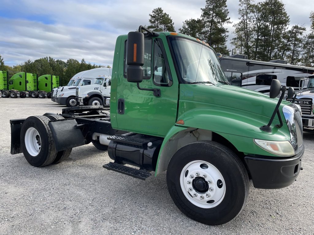 2002 INTERNATIONAL 4300 - Excel Truck Group