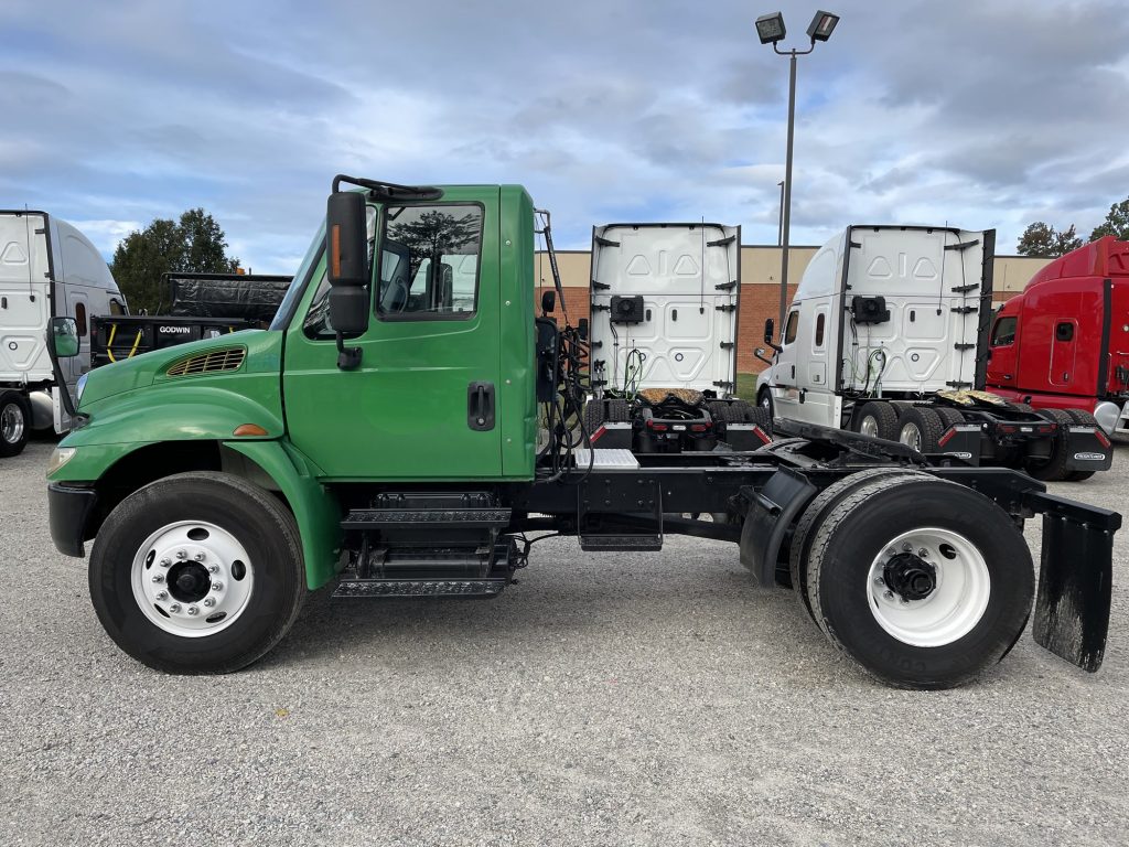 2002 INTERNATIONAL 4300 - Excel Truck Group