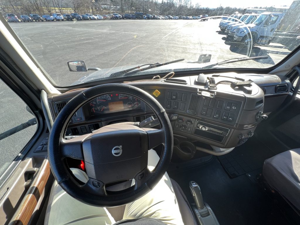 2015 Volvo 730 - Excel Truck Group
